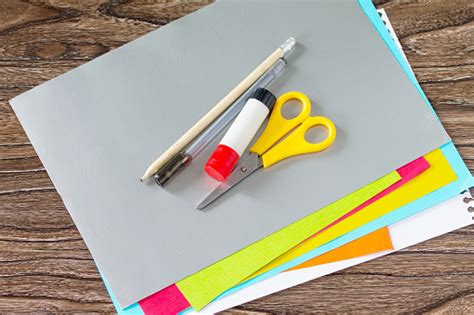 아이 생일 케이크 축 하와 함께 세부 정보 인사말 카드를 그립니다 아이 들을 위한 어린이 예술 프로젝트 공예 어린이 위한 공예입니다 0명에 대한 스톡 사진 및 기타 이미지