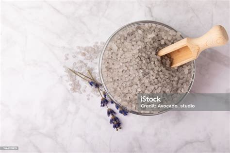 라벤더 꽃과 향기로운 바다 소금 스파 미용 및 건강 살롱 스킨 케어 화장품의 개념 천연 화장품 아로마 절차 흰색 나무 배경에