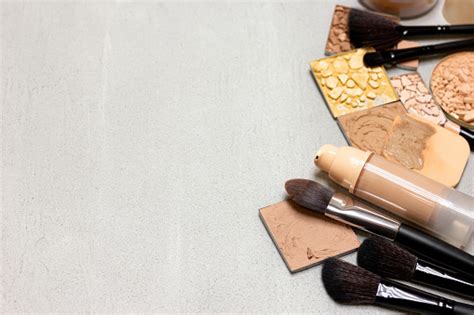 메이크업 배경입니다 메이크업 파운데이션 컨실러 콘크리트 표면에 다양한 분말 빈 공간이 있는 사이드 프레임 레이아웃 가리기에 대한 스톡 사진 및 기타 이미지 Istock