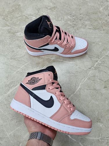 Кроссовки Nike Air Jordan женские, розовые с белым и черным, демисезон ...
