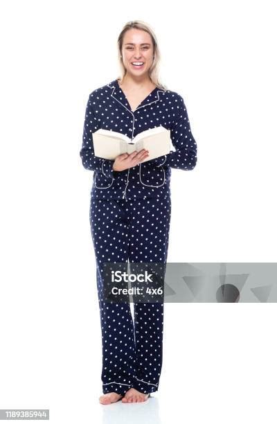 전체 길이정면 보기카메라1 인용 2029세 성인 아름다운 금발 머리긴 머리 코 카 서 스 여성젊은 여자 학생대학생 서 서 잠 옷잠 옷시원한 태도 20 29세에 대한 스톡