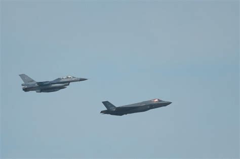 록히드 마틴 F35 관절 파업 전투기 및 F16 사각의 Falc F 16 파이팅 팰콘에 대한 스톡 사진 및 기타 이미지 F 16 파이팅 팰콘 F 35 전투기 공군