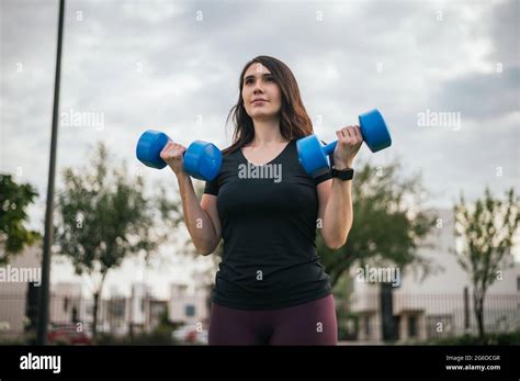 Bicep Curl Hi Res Stock Photography And Images Alamy