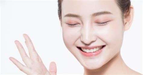 웃을 때 생기는 팔자주름이 고민이라면