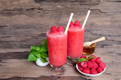 라즈베리 스무디 레드 다채로운 과일 주스 밀크 블렌드 음료 건강 한 고 단백 나무 배경에 유리 음료 에피소드 아침에 맛 있는 맛 0명에 대한 스톡 사진 및 기타 이미지