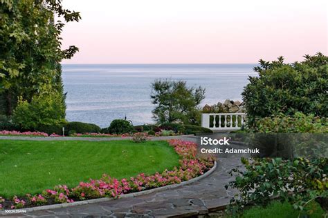 공원에서 경로 녹색 잔디밭 한쪽에 꽃 침대와는 다른 바다의 아름 다운 보기를 포함 하는 접시의 큰 다양 한 포장 0명에 대한 스톡 사진 및 기타 이미지 Istock