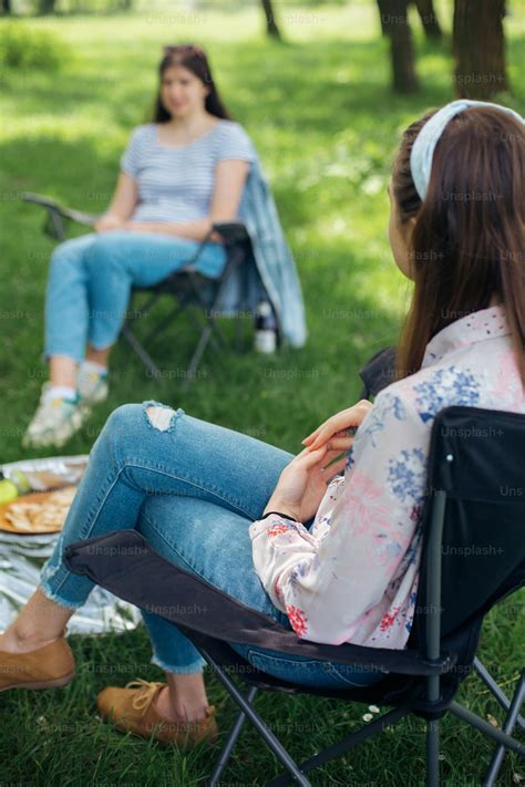 여름 공원에서 사회적 거리를 두고 피크닉에서 나무 사이에서 차가워지는 여자 친구들 사회적 거리 두기 새로운 표준 안전 모임에서 함께 여가 활동 젊은 여자 휴식 사진