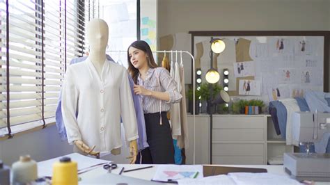 프리랜서 디자이너 재단사 스타일리스트 아티스트 아시아 여성 집이나 집에서 패션 디자인 옷과 의상 셔츠를 온라인으로 작업하는 태국인의 초상화 사람들의 라이프 스타일 창의력