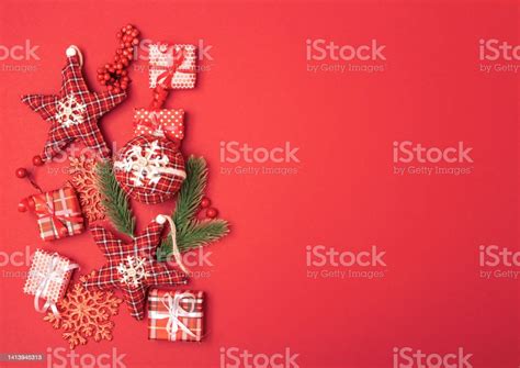 크리스마스 장식 선물 상자 녹색 전나무 가지와 빨간색 배경에 별의 프레임 메리 크리스마스와 새해의 개념 복사 공간 텍스트 공간 템플릿 모형 인사말 카드 개념에 대한 스톡