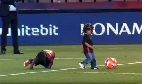 Lamine Yamals Brother Keyne Throws Himself Down On Ground During Barca