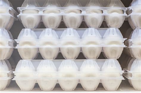 슈퍼마켓 상점에서 선반에 포장 플라스틱 상자에 닭 계란 플라스틱에 대한 스톡 사진 및 기타 이미지 플라스틱 슈퍼마켓 달걀 Istock