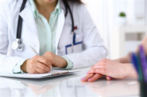 여성 의사가 환자를 상담 하는 동안 응용 프로그램 양식을 작성 그냥 손 의학 및 건강 관리 Concep 건강관리와 의술에 대한 스톡 사진 및 기타 이미지 Istock