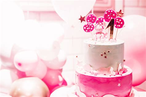 분홍색 배경에 생일을 위한 분홍색 풍선이 있는 핑크 케이크 출생의 첫 날 1 년의 소녀 또는 소년 인테리어 분홍색 풍선 부드러운 초점 1에 대한 스톡 사진 및 기타 이미지