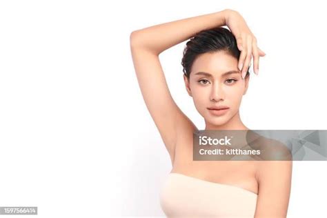 흰색 배경에 깨끗한 신선한 피부를 가진 아름다운 젊은 아시아 여성 얼굴 관리 얼굴 치료 화장품 아름다움과 스파 아시아 여성 초상화 25 29세에 대한 스톡 사진 및 기타