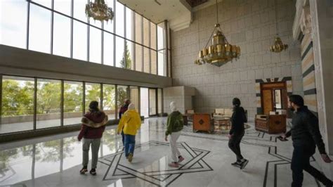Syria Civil War Syrians Enter President Bashar Al Assads Palace Take Valuables Syria Civil War