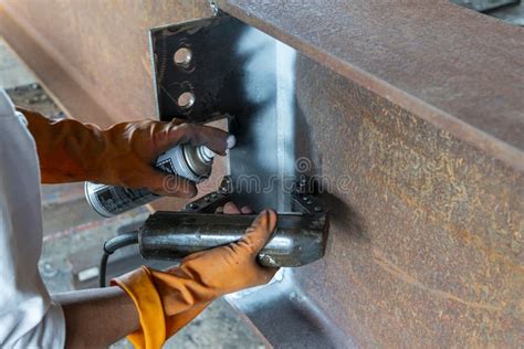 checking defect in welded with process magnetic particle testingand x28