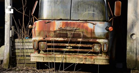 헛간에 앉아 있는 녹슨 낡은 트럭 사진 Unsplash의 무료 자동차 이미지
