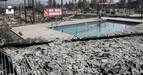 물 위의 파란색과 흰색 보트 사진 Unsplash의 무료 재능 이미지