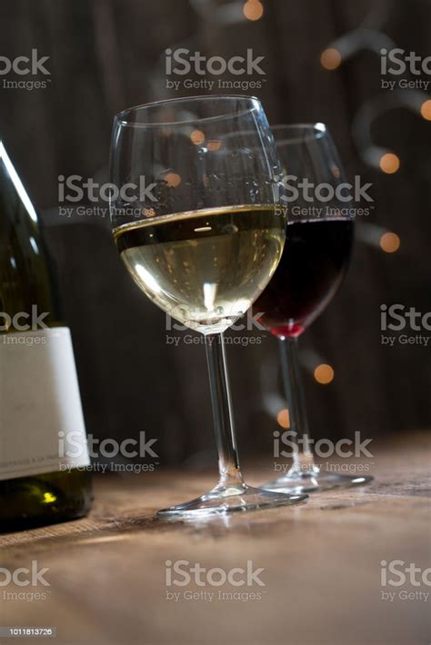 빨간색과 흰색 나무 식당 테이블과 빈 와인 라벨 병에 와인 두 잔 0명에 대한 스톡 사진 및 기타 이미지 0명 과일 대기감 Istock