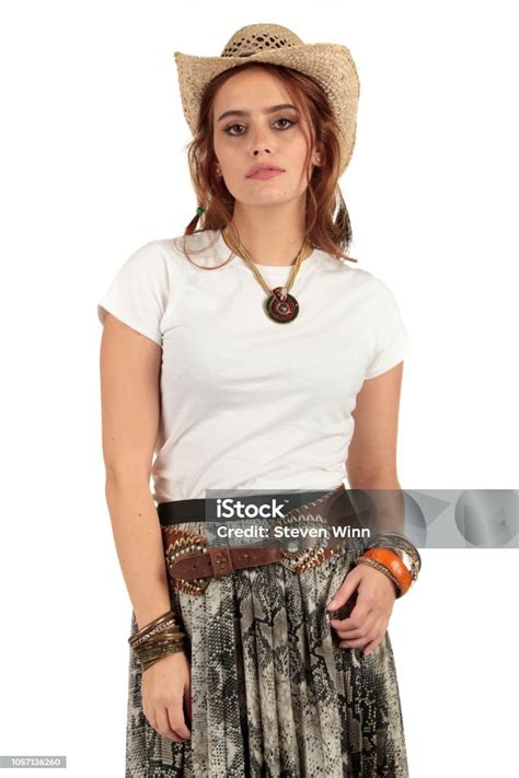 Boho 집시 스타일 일반 흰색 Tshirt와 카우보이 모자를 착용 하는 아름 다운 모델 T 셔츠에 대한 스톡 사진 및 기타 이미지 T 셔츠 가냘픈 가방 Istock
