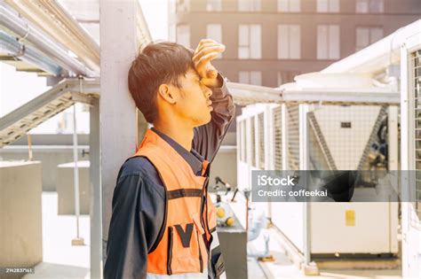 피곤한 노동자의 손이 이마에 닿습니다 엔지니어는 지쳐 기분이 나쁘고 매우 슬픈 실패입니다 더운 날씨로 인한 진통 두통 고체온증에 대한 스톡 사진 및 기타 이미지 Istock