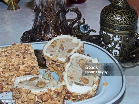 커피 컵 옆에 견과류와 터키어 기쁨 Fildjan과 차를위한 유리 Armuda 동양 과자 자연적이고 건강한 음식 클로즈업 갈색에 대한 스톡 사진 및 기타 이미지 Istock