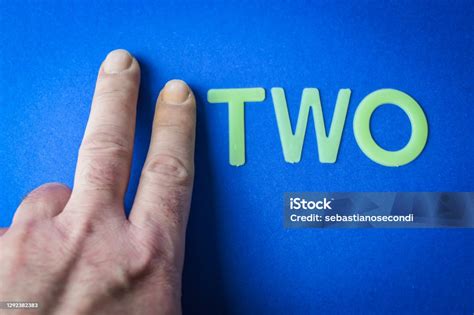 단어 옆에 두 인간의 손가락 은 파란색 종이 배경에 플라스틱 문자로 작성 개념 1위에 대한 스톡 사진 및 기타 이미지 1위 2 2 위 상 종류 Istock