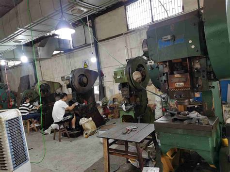 大冲压工是做什么的 冲压工累不累 五金厂冲压工好做吗 大山谷图库