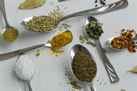 흰색 바탕에 다양 한 아로마 허브와 향신료 숟가락의 최고 보기 다른 맛 내기 조미료 선택 가루로 빻은에 대한 스톡 사진 및 기타 이미지 가루로 빻은 건강한 식생활