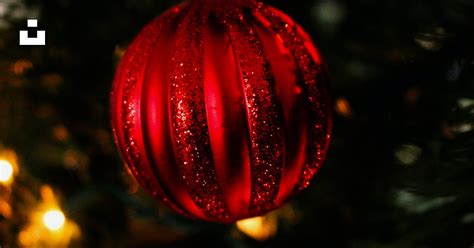 크리스마스 트리에 매달린 빨간 장식 사진 Unsplash의 무료 크리스마스 이미지