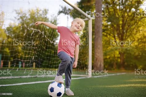 작은 소년 재미 여름 날에는 축구축구 게임 활성 야외 게임어린이 스포츠 게이트에 대한 스톡 사진 및 기타 이미지 게이트 경기 스포츠 경기장 Istock