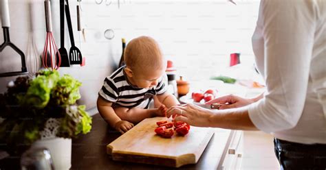 집안일을하는 아기 아들과 함께 알아볼 수없는 젊은 어머니 아름 다운 여자와 아기 부엌에서 요리 사진 Unsplash의 슬로바키아 이미지