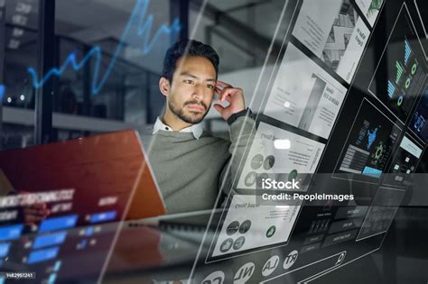 사업가 디지털 인터페이스 및 야간 사무실에서 주식 시장 조사 전략 또는 마케팅을 위한 분석 거래 미래 지향적인 Ui Ux 또는 데이터 통계 또는 분석을 위한 디스플레이를