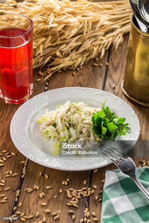 나무 테이블에 닭고기와 양배추와 베리 음료의 유리 샐러드 건강한 식생활에 대한 스톡 사진 및 기타 이미지 건강한 식생활 고기 그릇 Istock