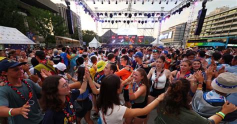 ‘서울 댄스나이트 뜨겁게 달군 잼버리 대원들…“원더풀 서울” 열광