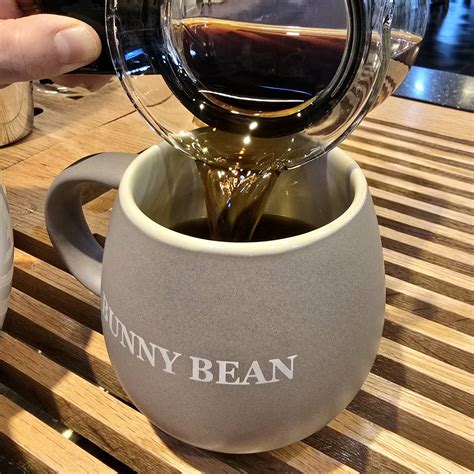 해운대카페 원두판매 더치커피 버니빈 ☕️ 에스프레소 커피의 심장 💖 에스프레소espresso”라는 단어의 어원은 두 가지 설이 있습니다 라틴어 ‘익스프리머