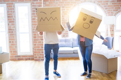 미친 부부는 새로운 집으로 이동을위한 재미 행복 머리 위에 재미있는 얼굴상자를 입고 2명에 대한 스톡 사진 및 기타 이미지 2명 기이함 남자 Istock