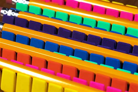 Deretan Penyiup Pensil Berwarna Cerah Berbaris Dengan Tertib Ocd Dengan Pensil Berbaring Di