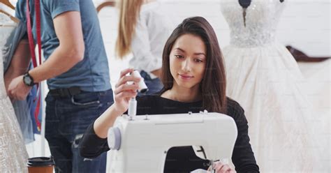 모두가 자신의 일을하고 있습니다 여성 패션 디자이너는 작업장에서 새 옷을 작업합니다 사진 Unsplash의 바느질 이미지