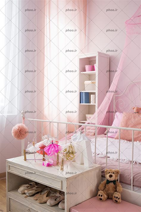 عکس تخت خواب و قفسه و کمد روبه روی پنجره در اتاق کودک عکس با کیفیت و