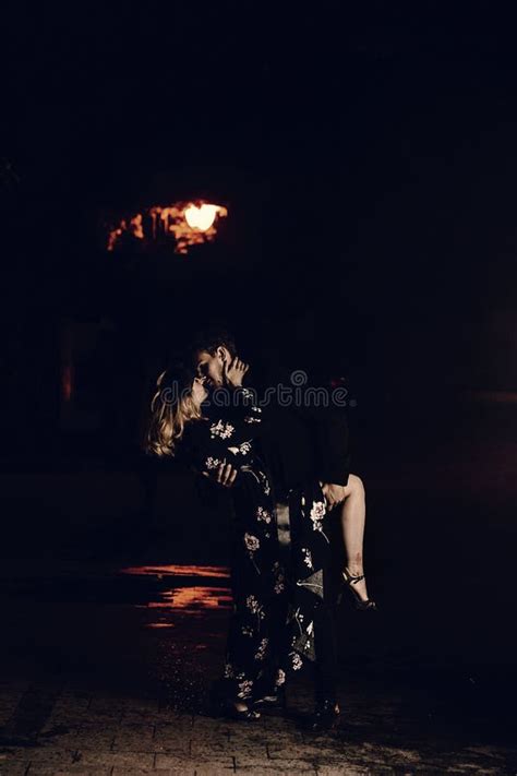 Baisers De Deux Amoureux Image Stock Image Du Buisson 10004119