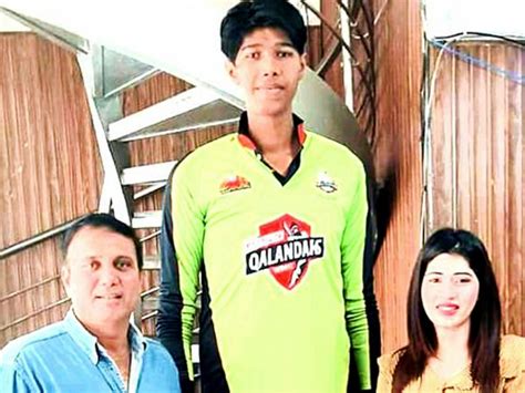 Psl 2020 Ipl Vs Psl Pakistan Tallest Bowler Mudassir Gujjar Height What Is The Height