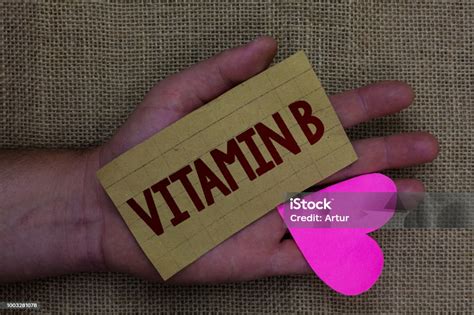 비타민 B 사업을 표시 하는 메모를 작성 사진 보여주는 매우 중요 한 소스 및 영양물 엽 산 나무 아트의 혜택 작업 기억 사랑 스러운 사랑 생각 매트 추억 하트 그림자 건강