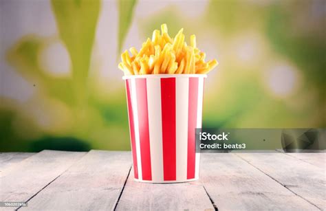 감자 감자 튀김 빨간색에서 흰색 판지 패키지 상자 빠른 음식입니다 0명에 대한 스톡 사진 및 기타 이미지 0명 노랑 독일