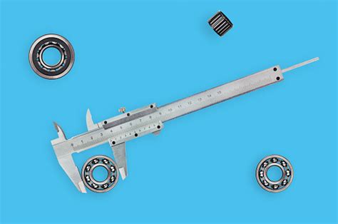 작업실에서 파란 테이블에 새로운 둥근 강철 방위를 측정 하는 금속 버 니 어 캘리퍼스 1 개 평면도 수리 컨셉 강철에 대한 스톡 사진 및 기타 이미지 Istock