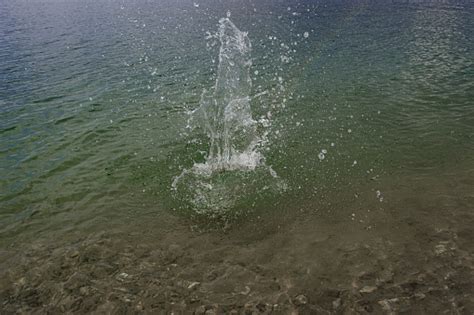 바다에 던져진 돌로 인한 스플래시 잔물결 원 신선한 밝은 물 방울 돌진 스플래시 바다 추상적 인 질감 패턴 배경에 잔물결 0명에 대한 스톡 사진 및 기타 이미지 Istock