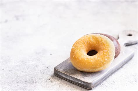 흰색 배경에 클래식 설탕 도넛과 초콜릿 도넛을 닫습니다 복사 공간 구멍이 많은에 대한 스톡 사진 및 기타 이미지 구멍이 많은 다양 도넛 Istock