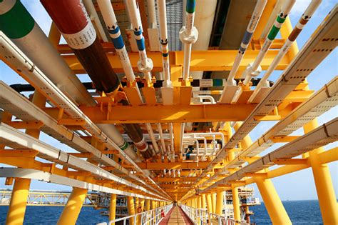 생산 석유 및 가스를 위한 해양 건설 플랫폼 석유 및 가스 산업과 근면 제어실에서 수동 및 자동 기능에 의해 생산 플랫폼 및 작동 프로세스 바다에 대한 스톡 사진 및 기타