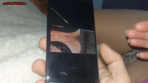 Жена признается в измене в постели чтобы ее муж смог поймать ее отправляющего обнаженных к ее