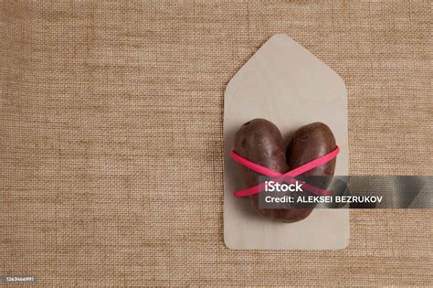 나무 판에 리본으로 묶인 못생긴 하트 모양의 감자 개념 음식물 쓰레기를 줄이는 것입니다 비정상적으로 모양의 채소와 과일은 외관에서 거부되지만 음식에 사용할 수 있습니다 0